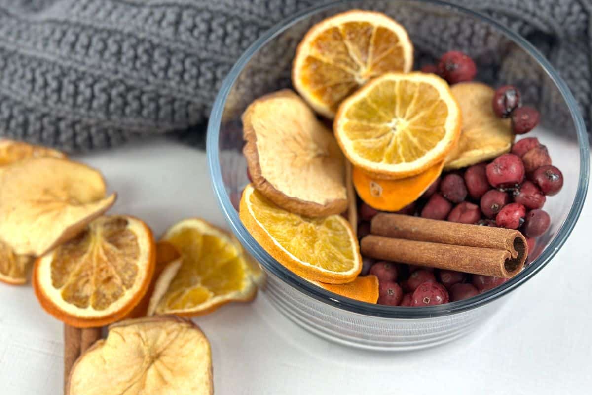 How to Make a Christmas Simmer Pot for Gifting (with free printable ...